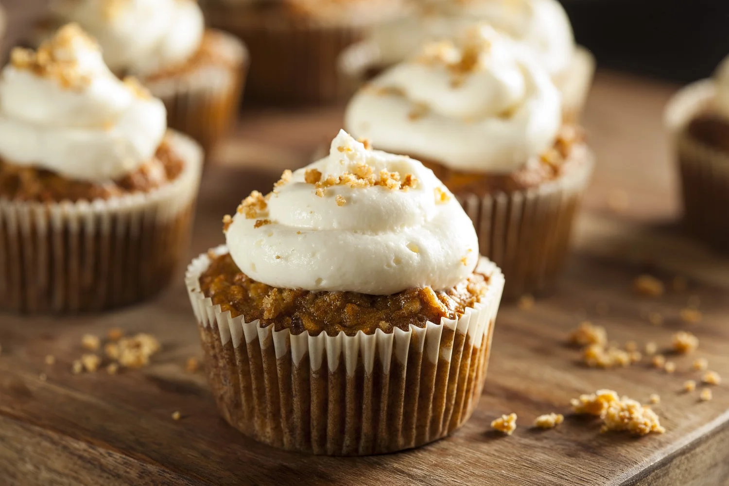 Karotten-Cupcakes mit Frischkäse-Frosting — GESUND & LEBEN