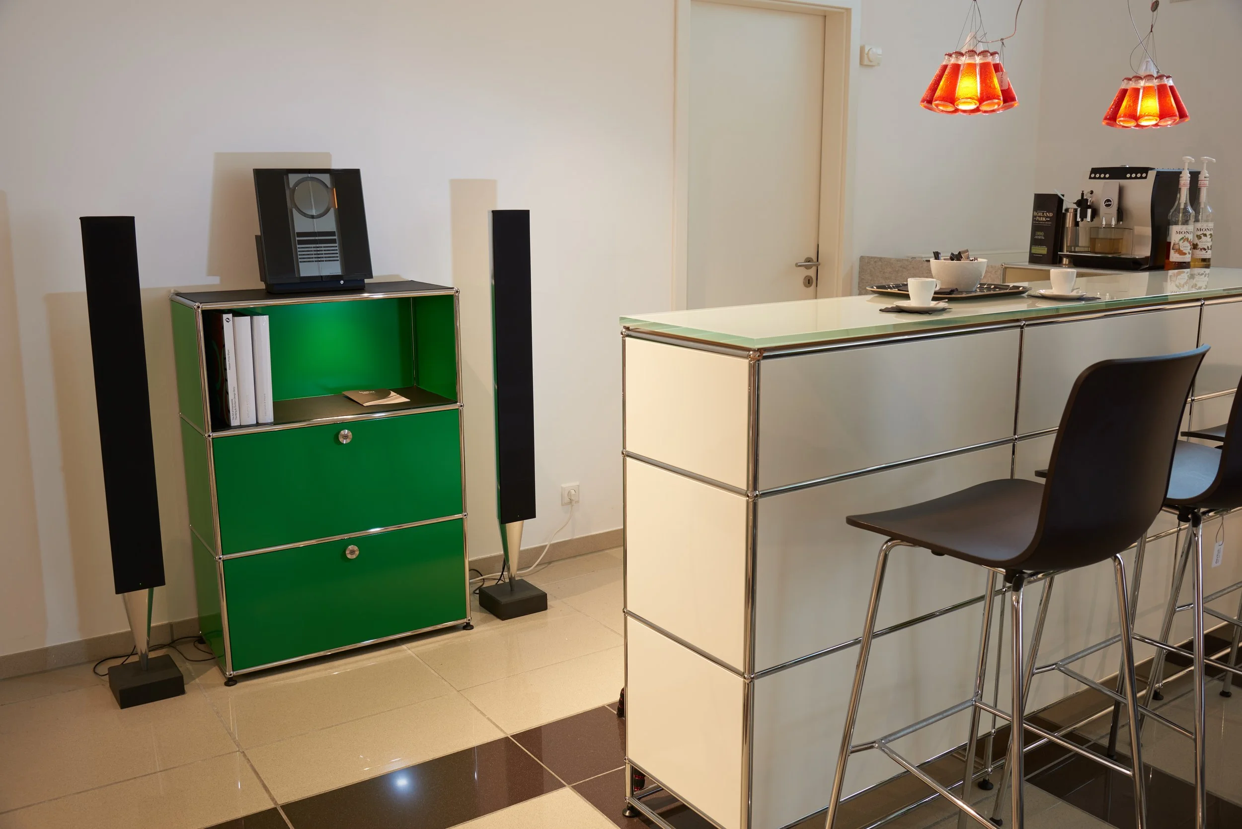 USM Haller TV-Board mit Sockel, Zwischentablar USM Haller Boards ...