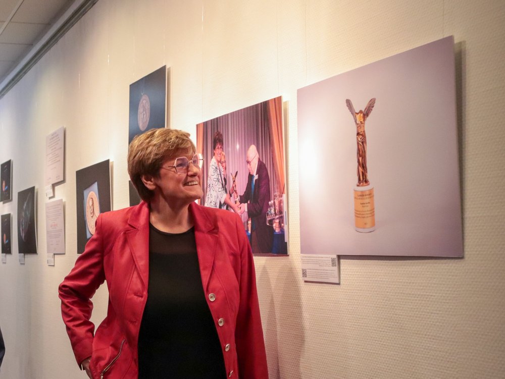 Katalin Karikó exhibition at the University of Szeged with award photos ...
