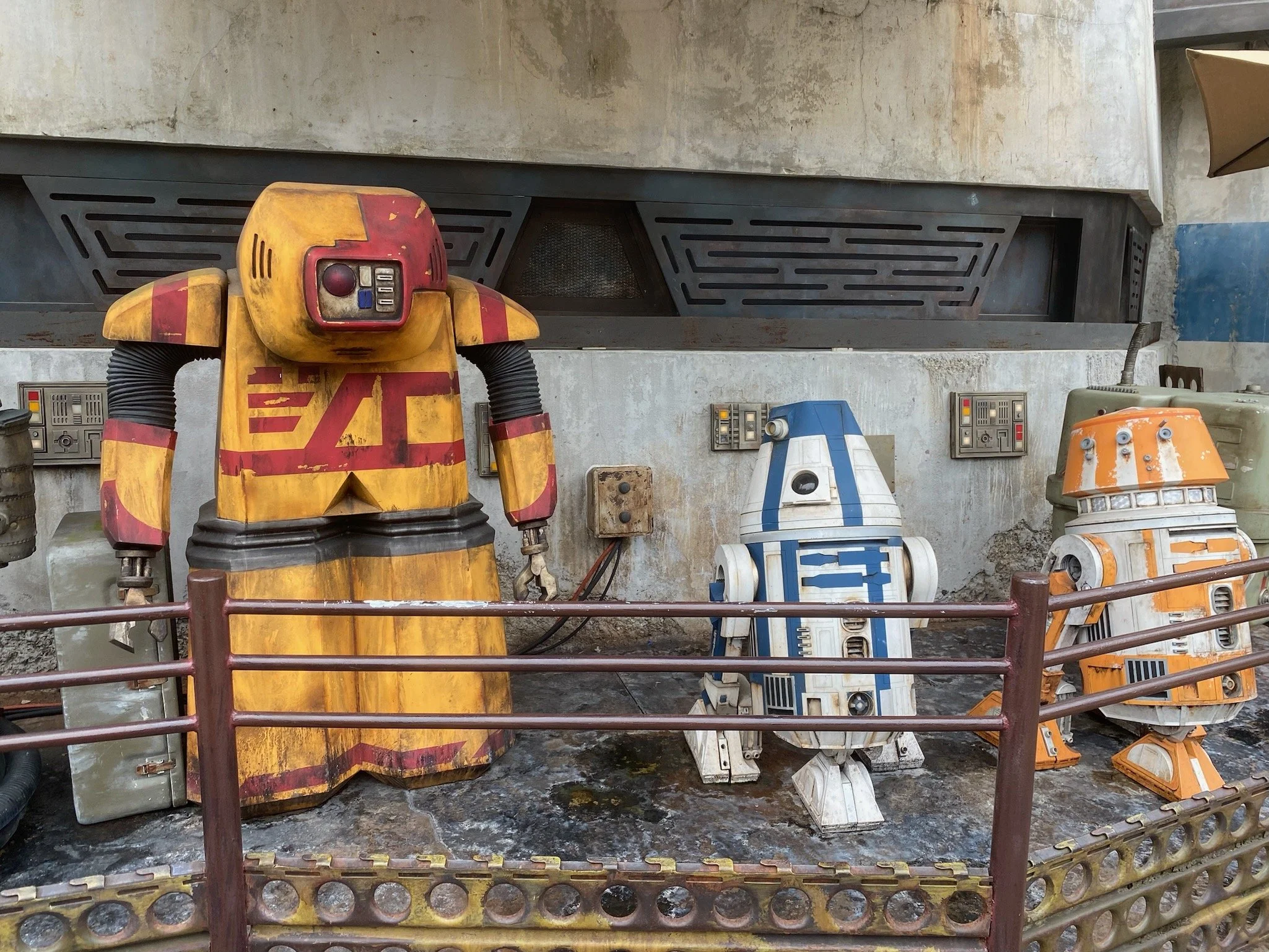 Building a Droid at Disney's Star Wars: Galaxy's Edge Droid Depot ...