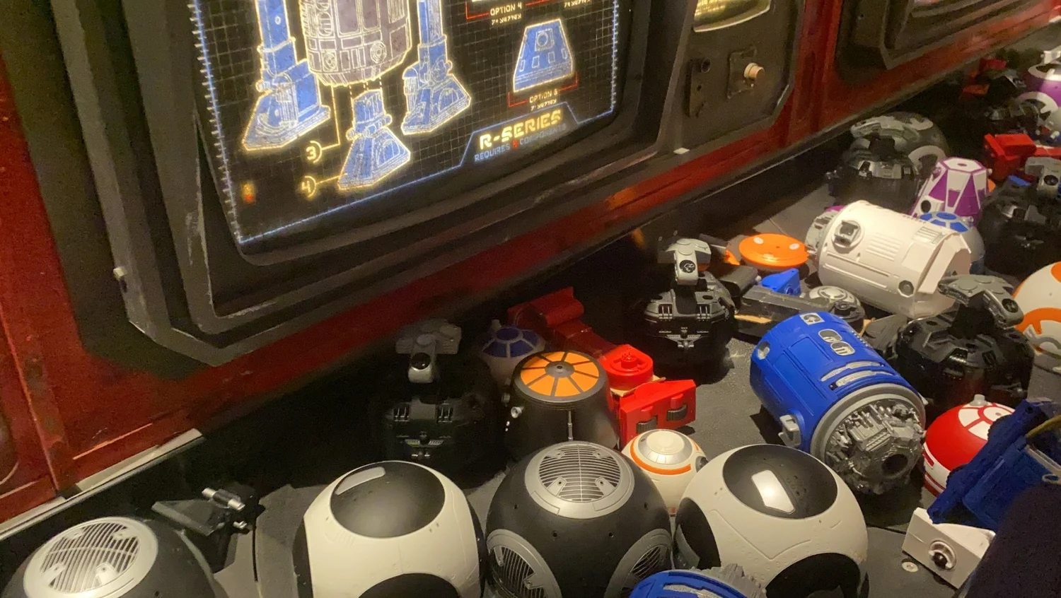 Building a Droid at Disney's Star Wars: Galaxy's Edge Droid Depot ...