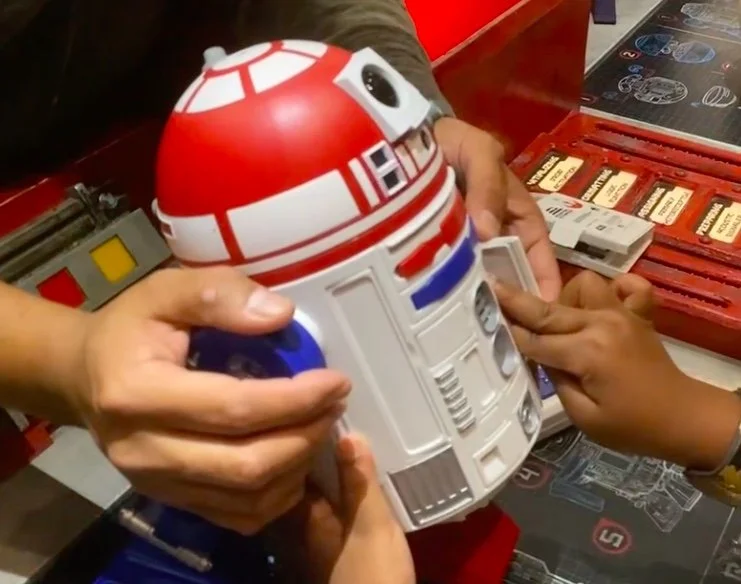 Building a Droid at Disney's Star Wars: Galaxy's Edge Droid Depot ...