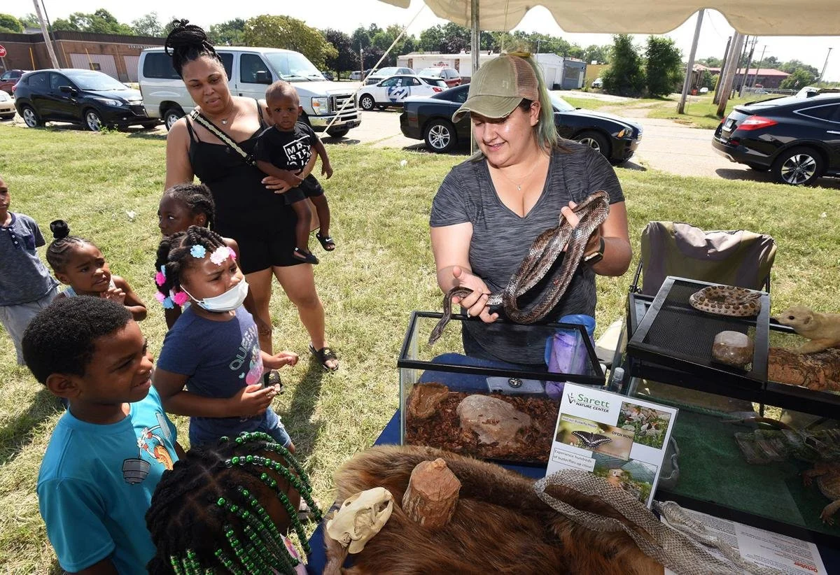 Traveling Naturalist Programs — Sarett Nature Center
