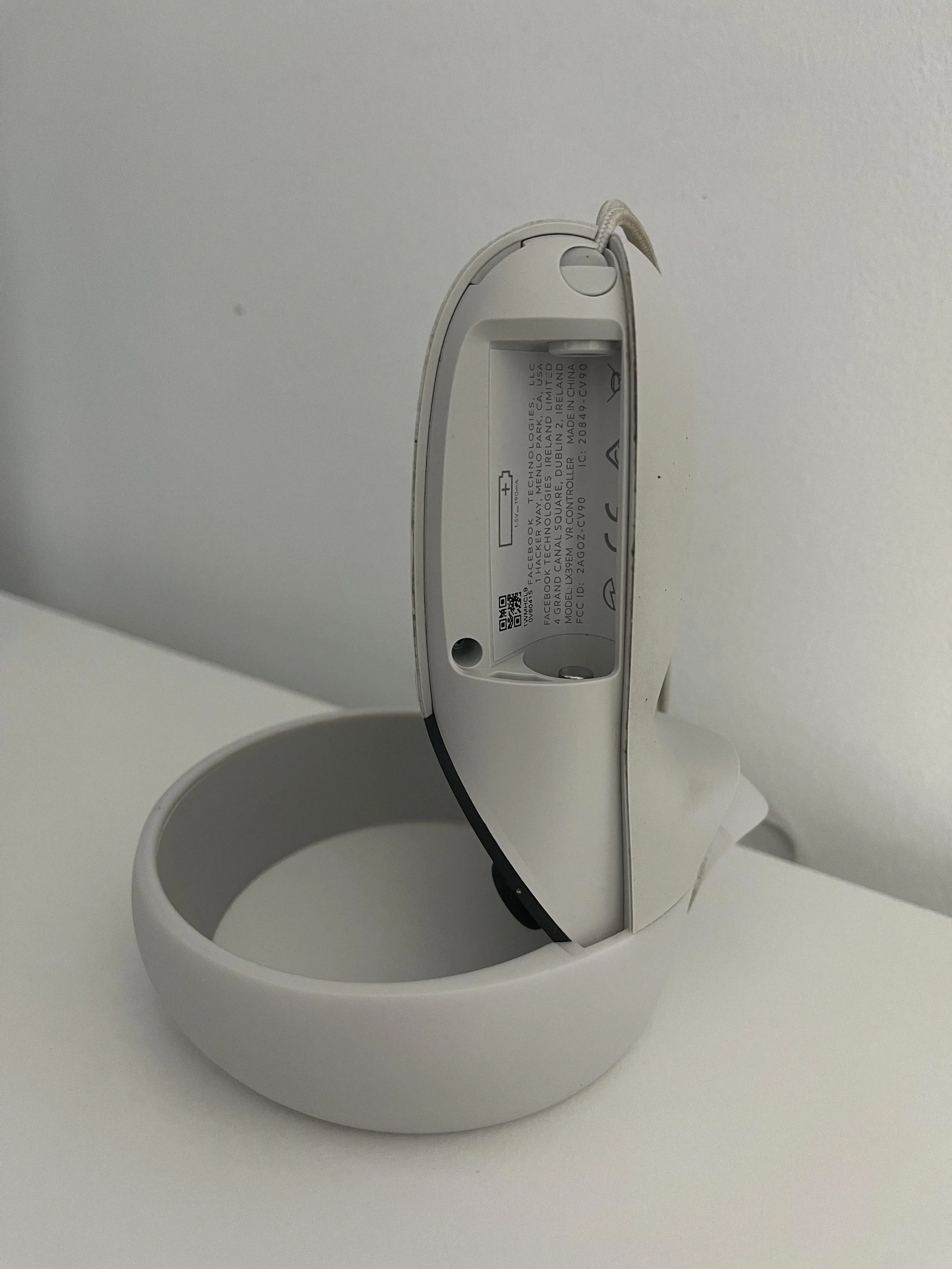 Easily Change and Replace Your Oculus Quest 2 Controller Batteries ...