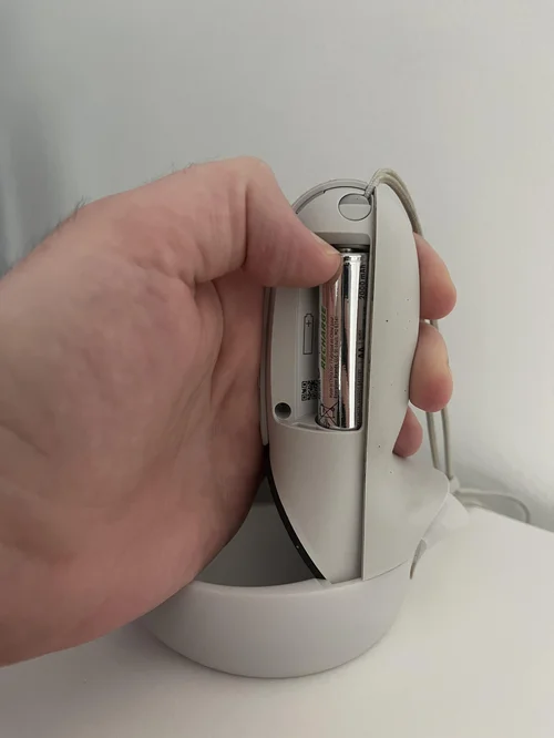 Easily Change and Replace Your Oculus Quest 2 Controller Batteries ...