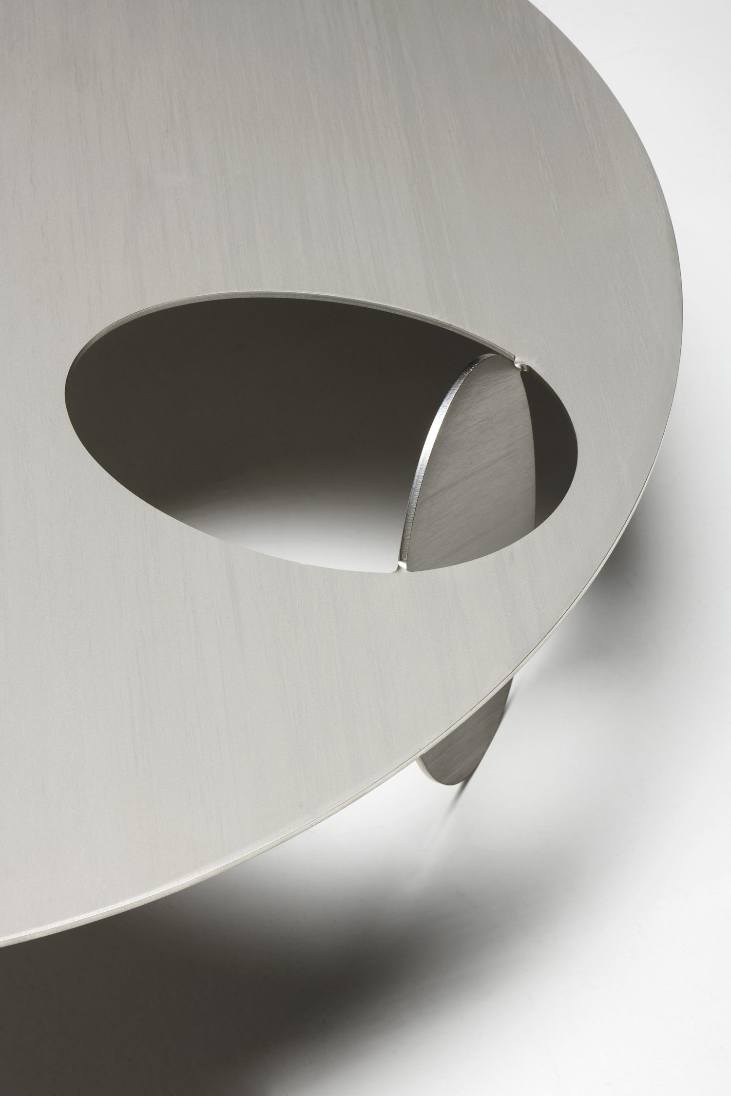 New Sculptural Pieces by Jordi López Aguiló Explore Light, Movement ...