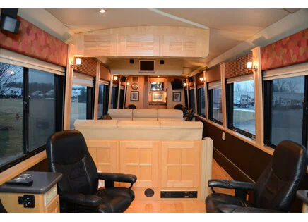 Executive Luxury Bus — Coach Quarters