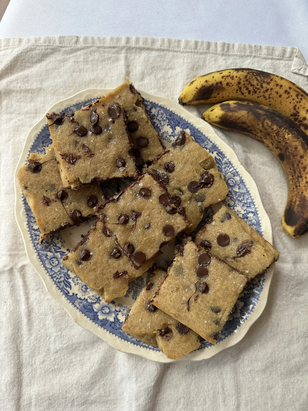 Gooey Chocolate Chip Banana Squares — All Types of Bowls