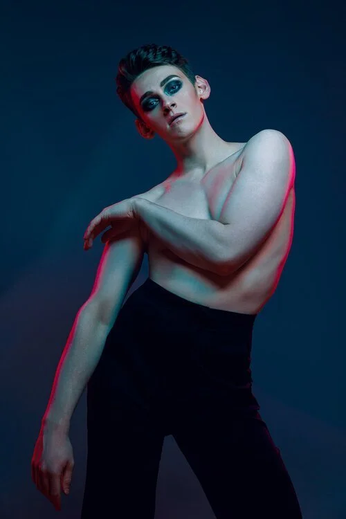 TOMMY ROBB — The Dark Horse Agency