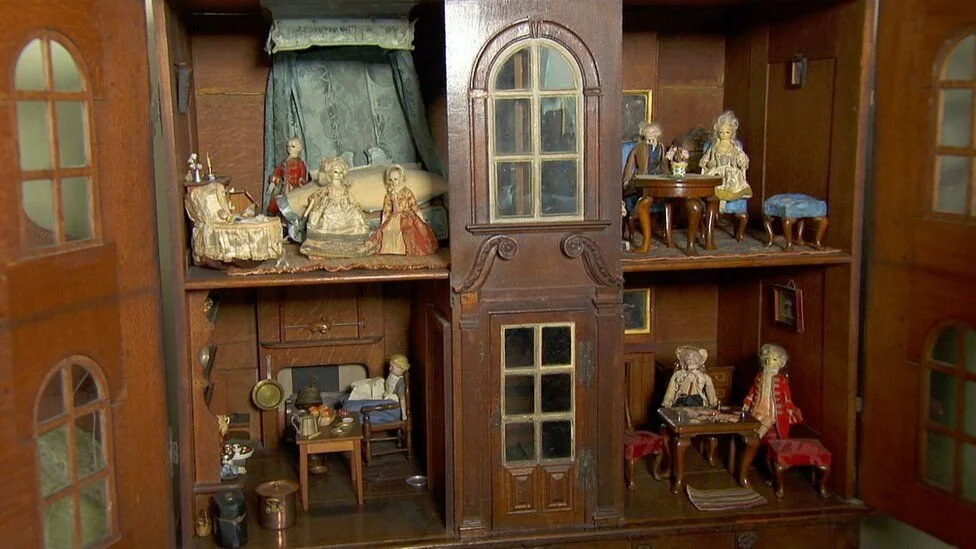 A Brief History of Early Dollhouses — The Doll Carvers