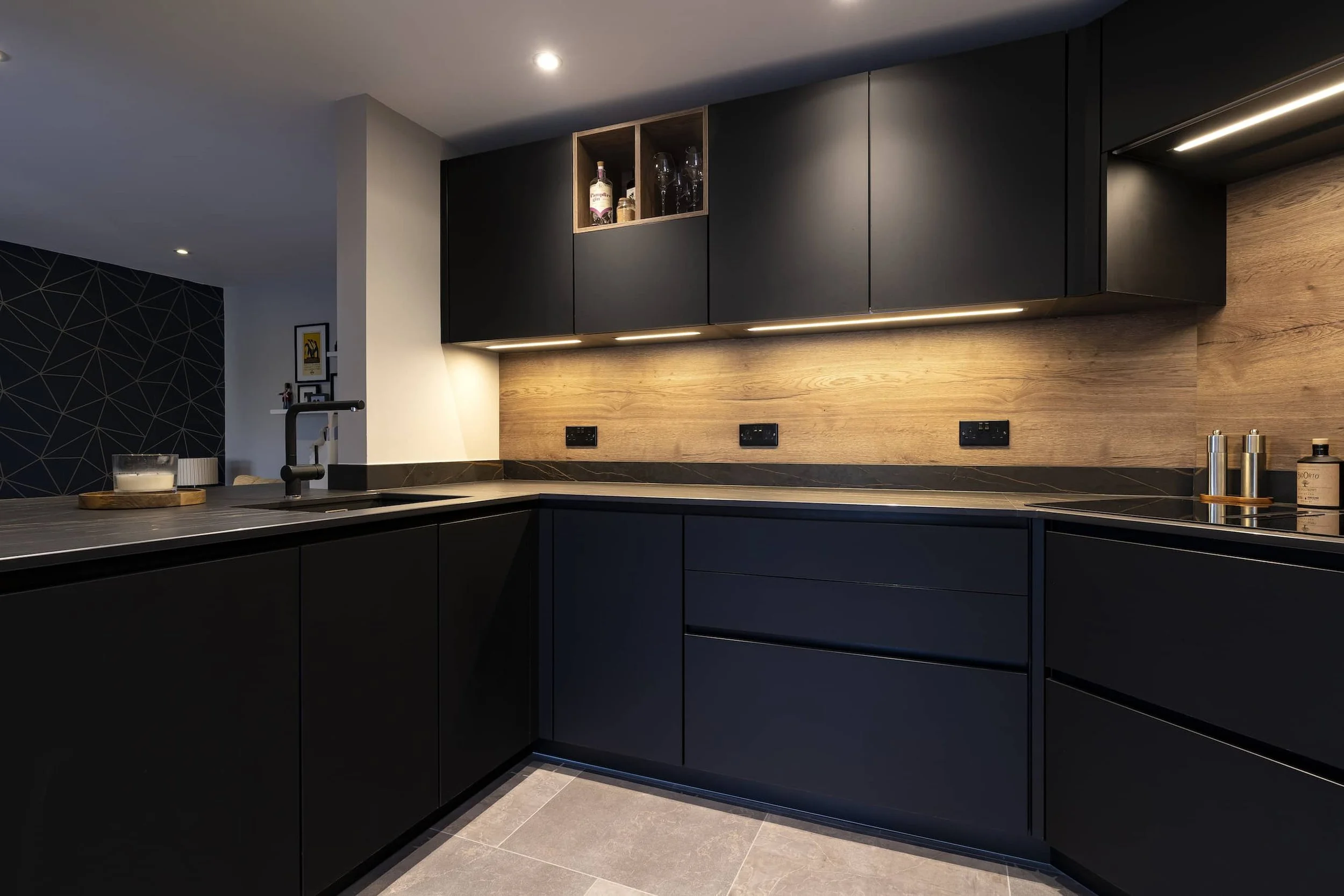 Black Handleless Kitchen In Aylesbury - Ridgeway Interiors