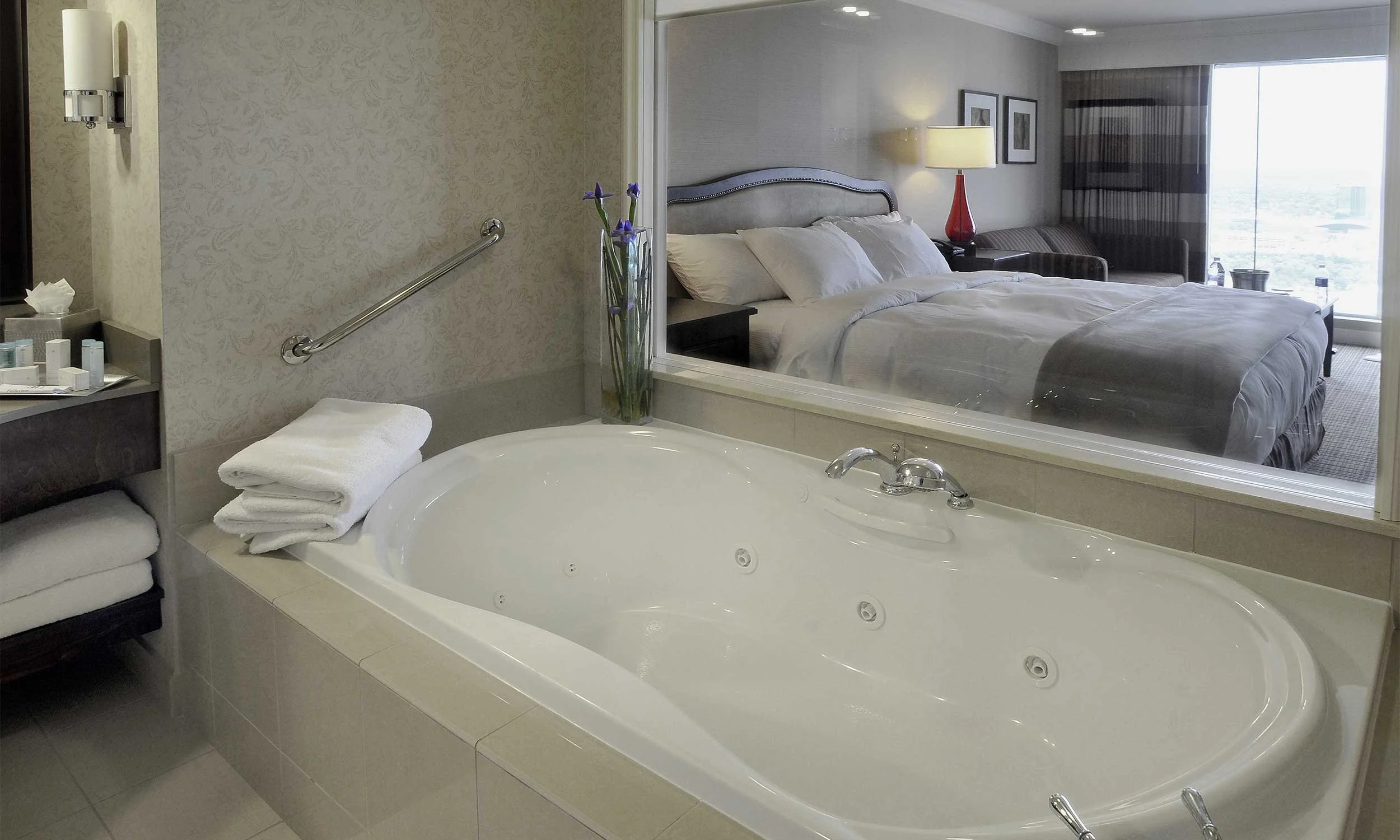 Rooms & Suites — Hilton Niagara Falls/Fallsview Hotel & Suites