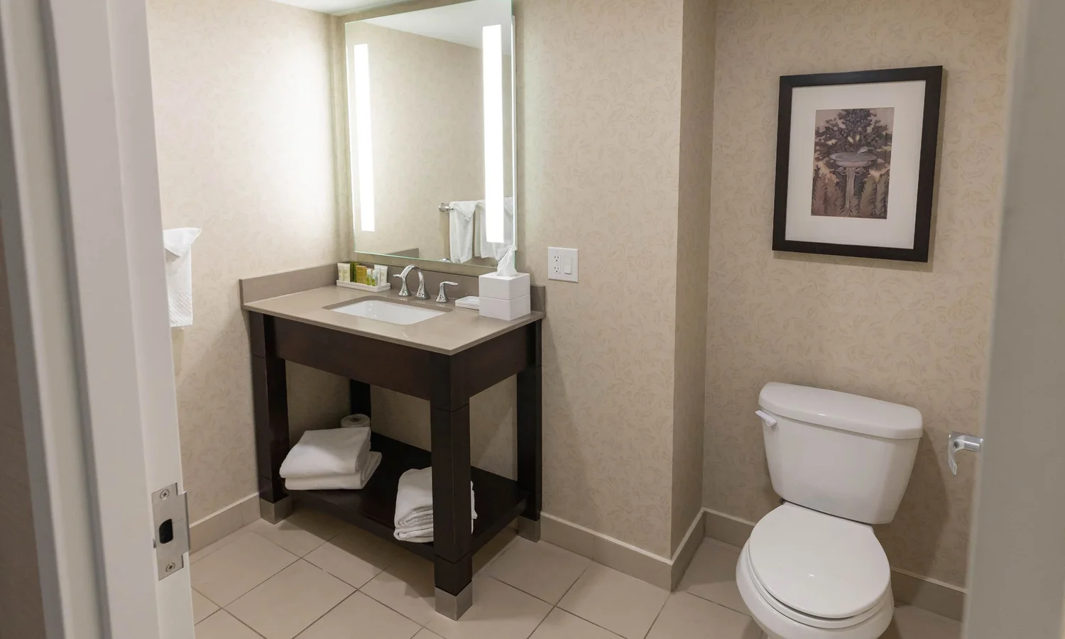 Rooms & Suites — Hilton Niagara Falls/Fallsview Hotel & Suites