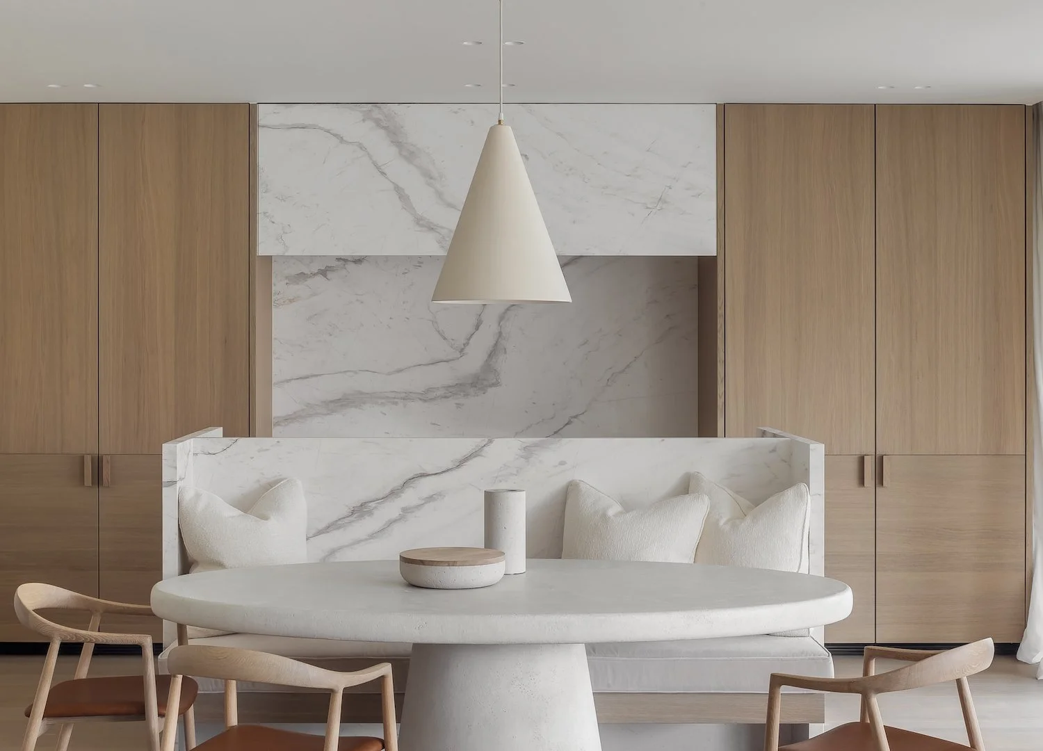 GATHER ROUND - 12 Of The Best Small Round Pedestal Dining Tables 2023 ...