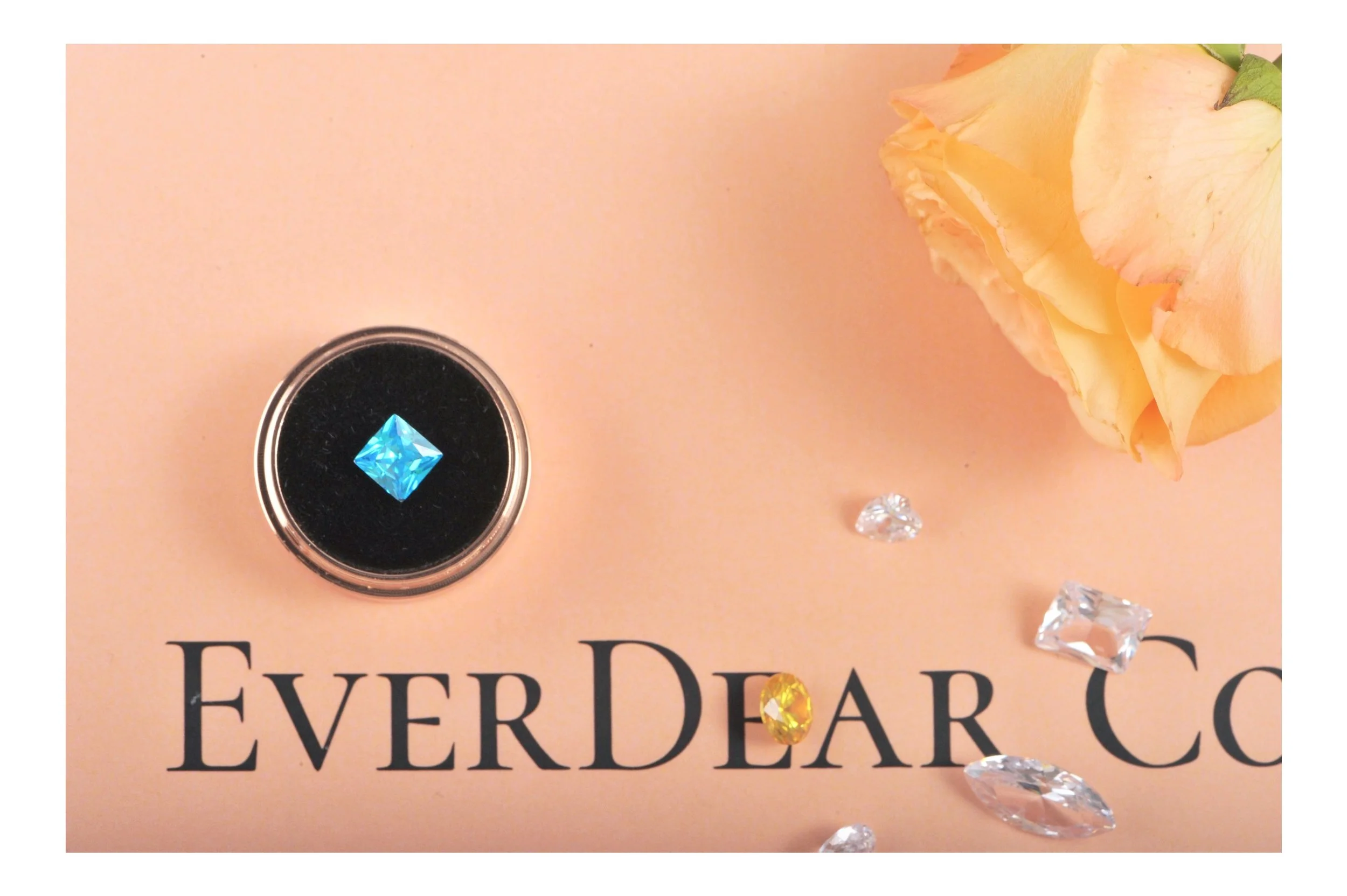 愛する人の遺灰からダイヤモンドへ — EverDear | JP -- メモリアル・ダイヤモンド、市場最安￥170,000円～！