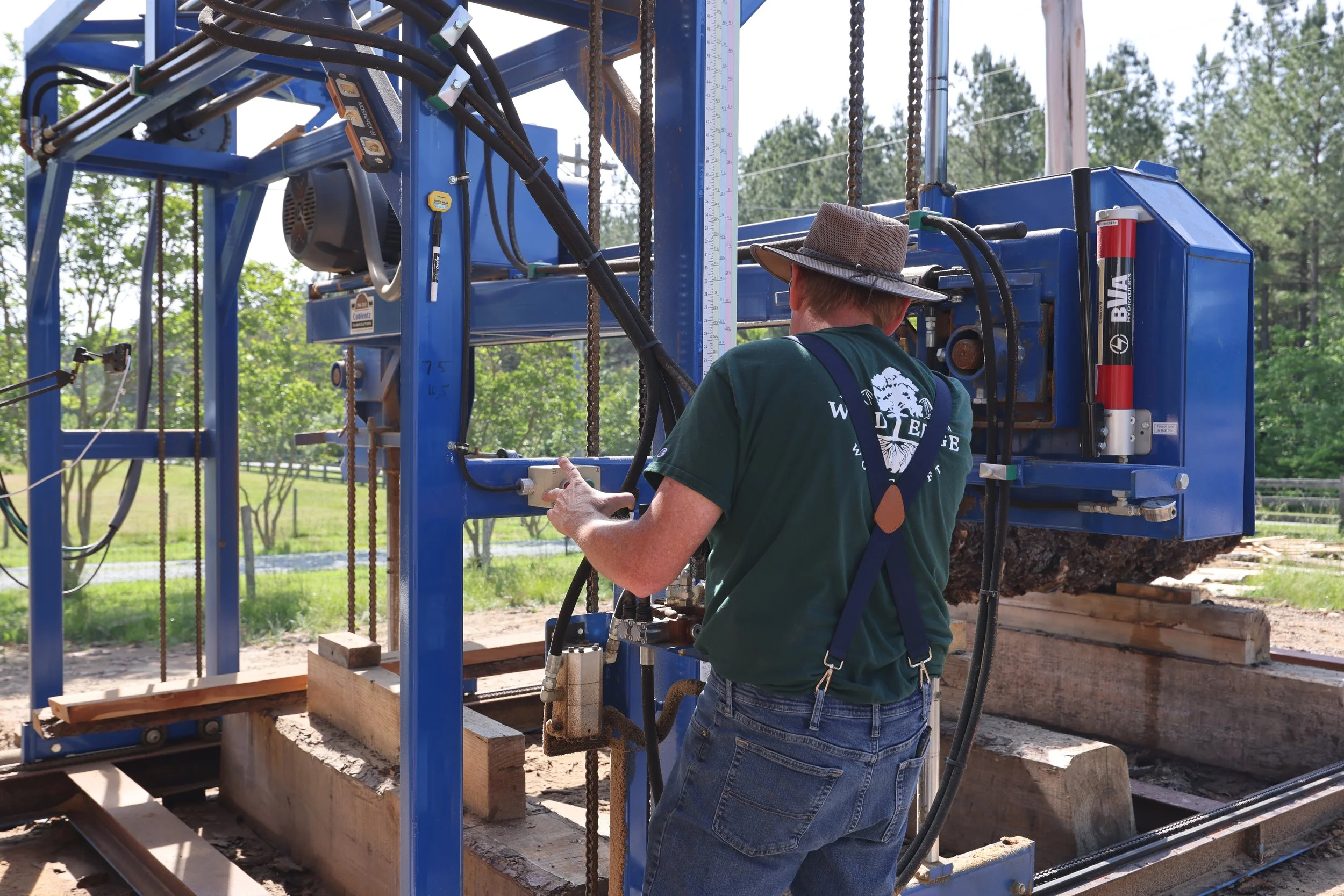 Sawmill to cut logs and make rough-cut lumber or live-edge slabs from ...