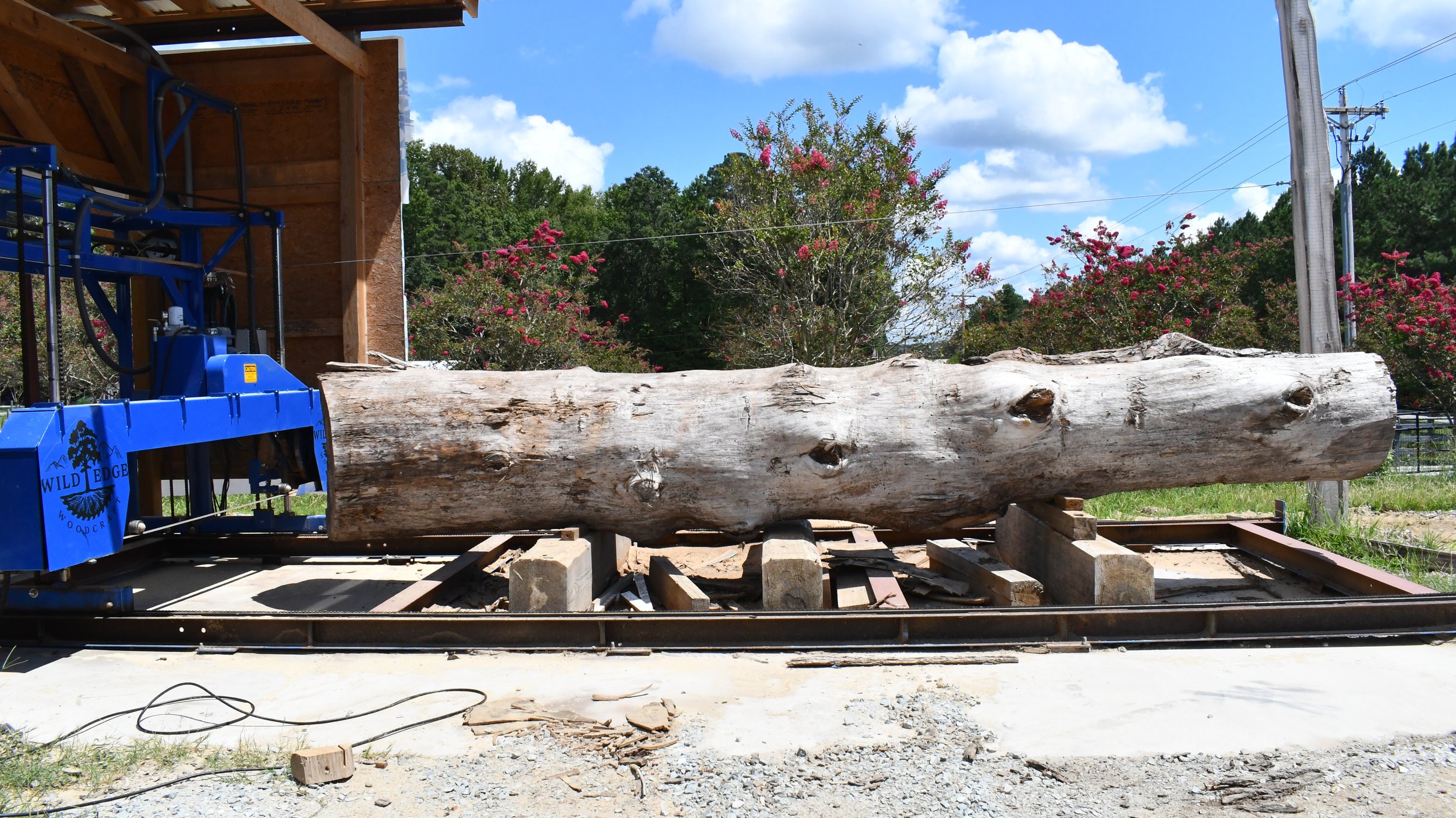 Sawmill to cut logs and make rough-cut lumber or live-edge slabs from ...