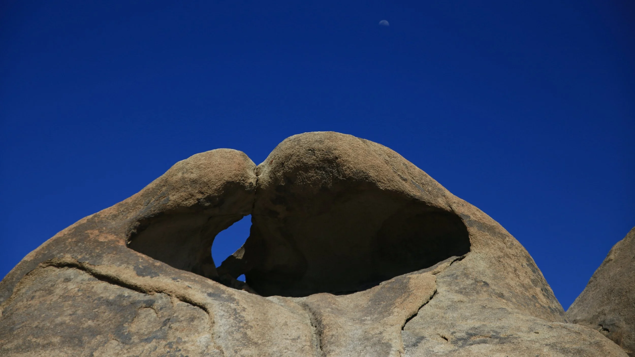 Mobius Arch Loop Trail in the Alabama Hills of the Eastern Sierra ...