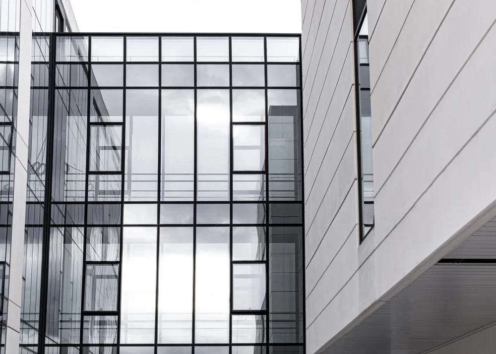 Minimalist Aluminum & Glass Facades: Design Guide - aPlank