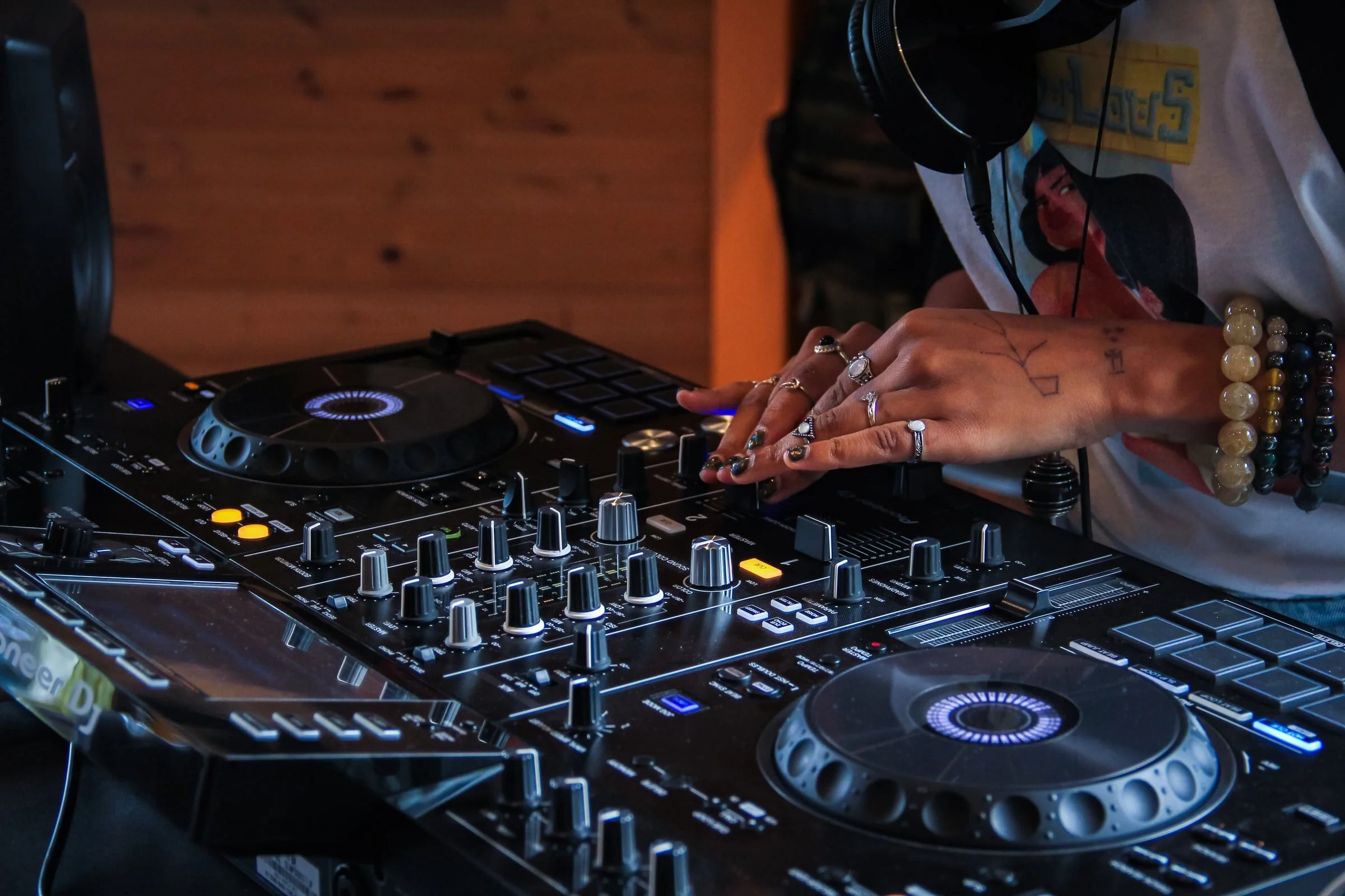 DJ SCHOOL UK - Teaching the World to DJ