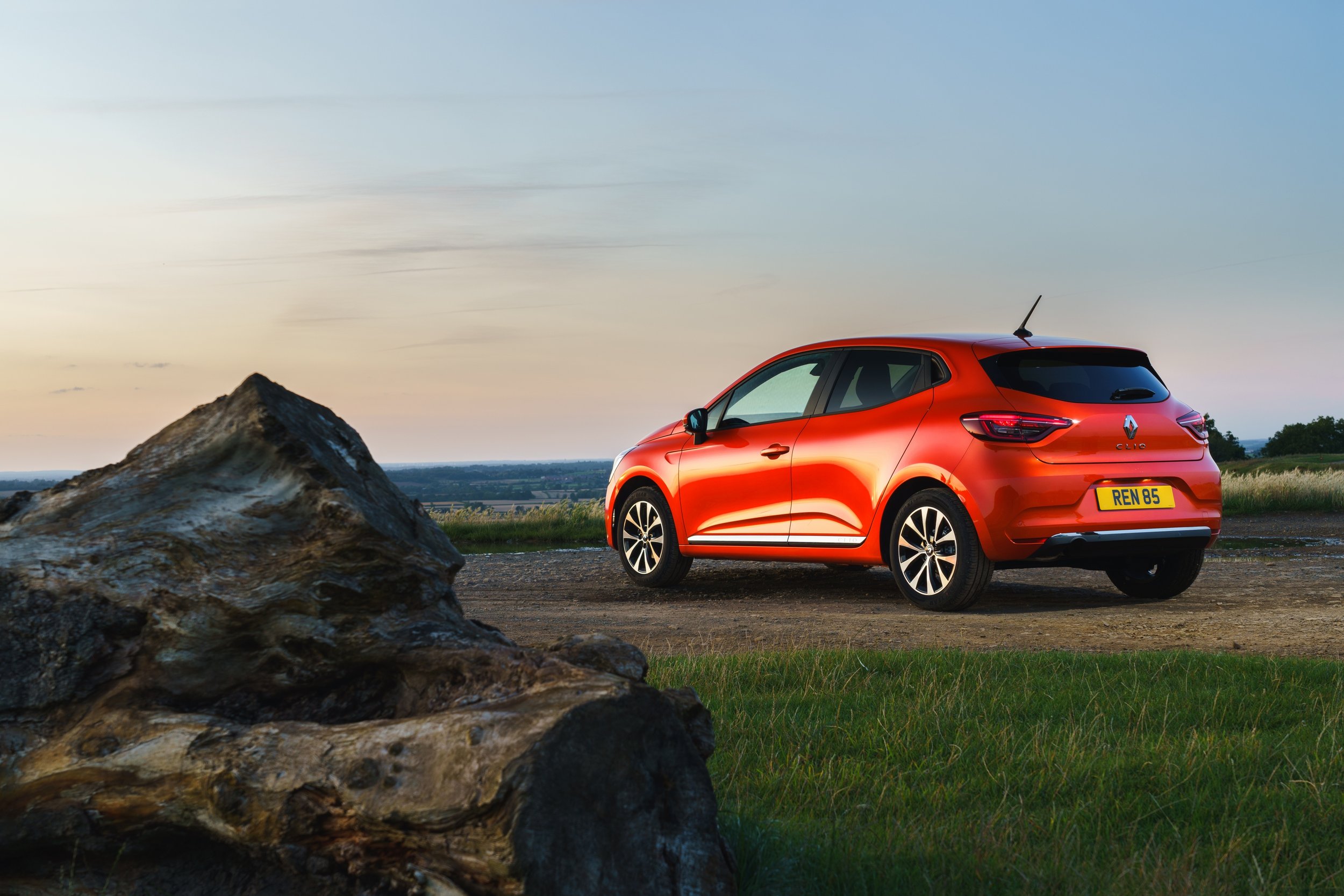 Review | Renault Clio E-Tech Hybrid - E-Tech is hi-tech va va voom — Driven