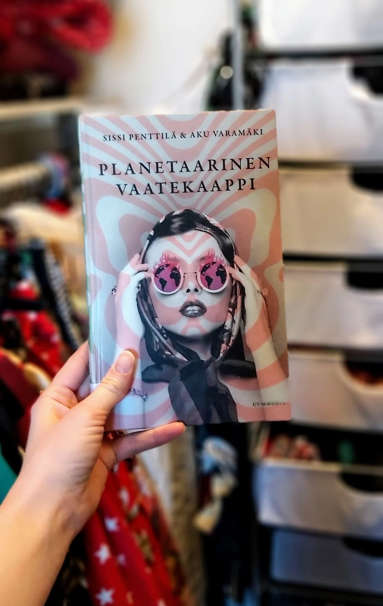 Vastuullisempaa pukeutumista: Arvostelussa "Planetaarinen vaatekaappi" -kirja — Rahamedia