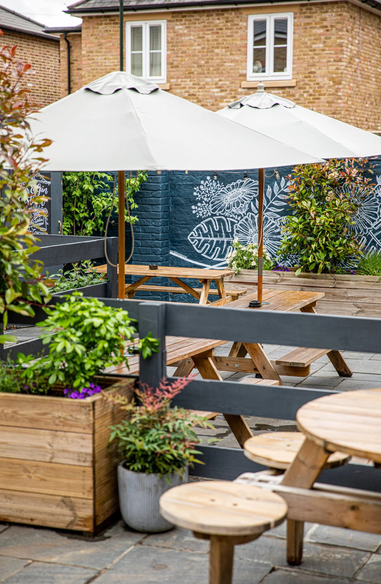 The Abercorn Arms - Cozy Pub with Beer Garden in Teddington