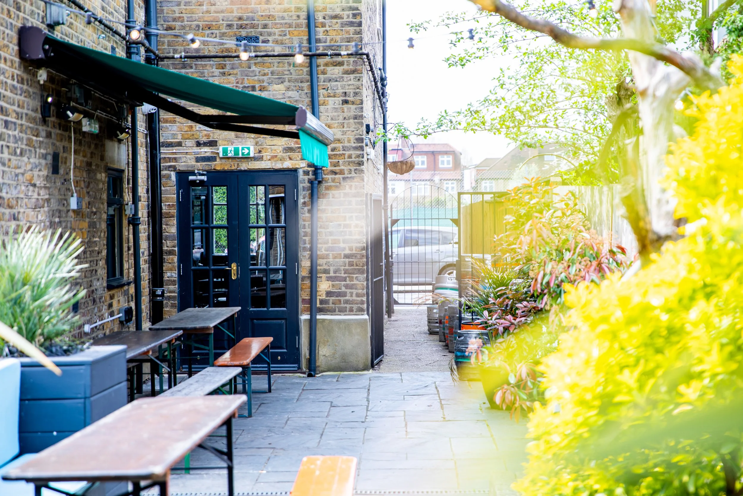 The Abercorn Arms - Cozy Pub with Beer Garden in Teddington