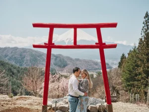 A Perfectly Timed Mt. Fuji Proposal — Thierry Gibralta