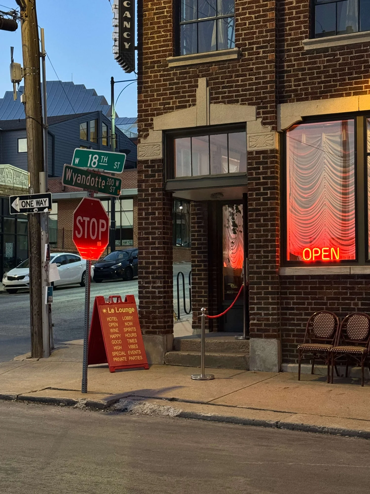 Le Lounge — NO VACANCY