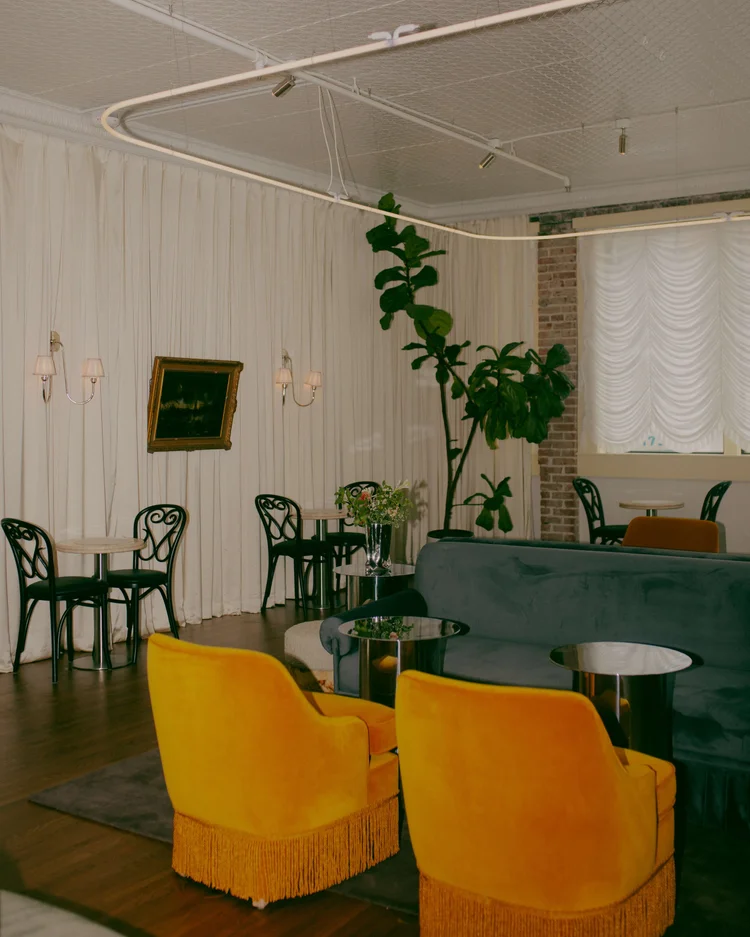 Le Lounge — NO VACANCY