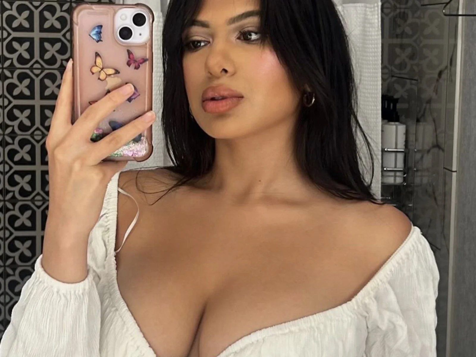 Reyna Belle: The mind-blowing Latina is the type of fuego needed for ... Reyna Belle: The mind-blowing Latina is the type of fuego needed for ...