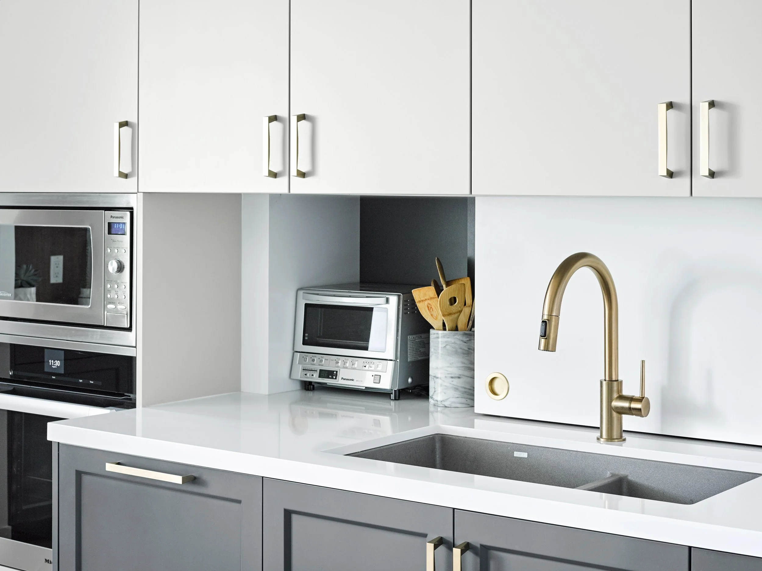 Check out this amazing kitchen with a sliding stone backsplash ...