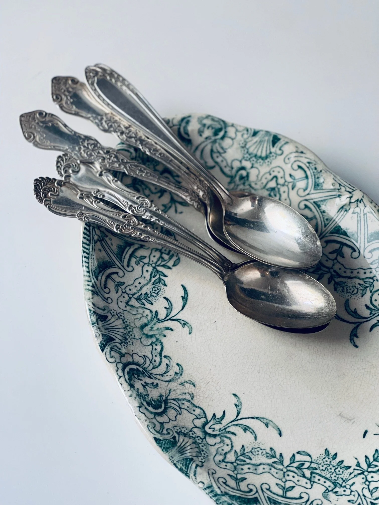 ANTIQUE SOLID BRASS REPOUSSÉ & CLAW FOOTED OVAL CACHE POT / PLANTER ...