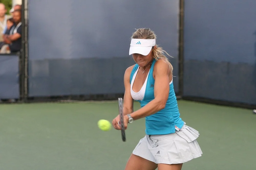 How to choose between hitting a one-handed or two-handed backhand ...