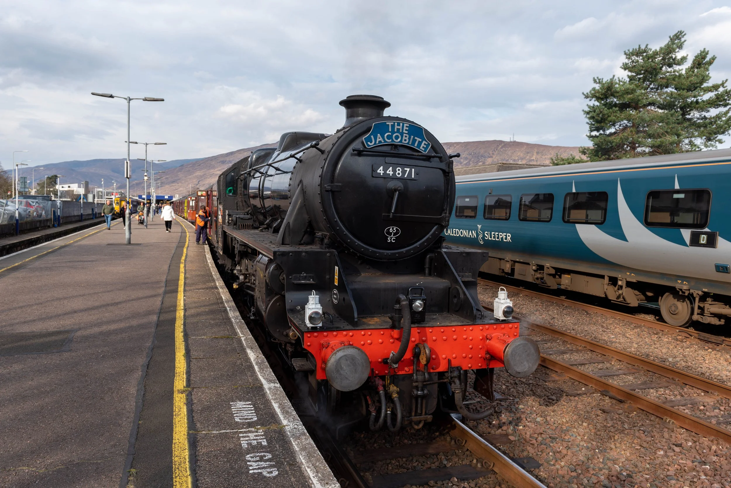 A Guide to Seeing The Jacobite Steam Train Cross Glenfinnan Viaduct ...