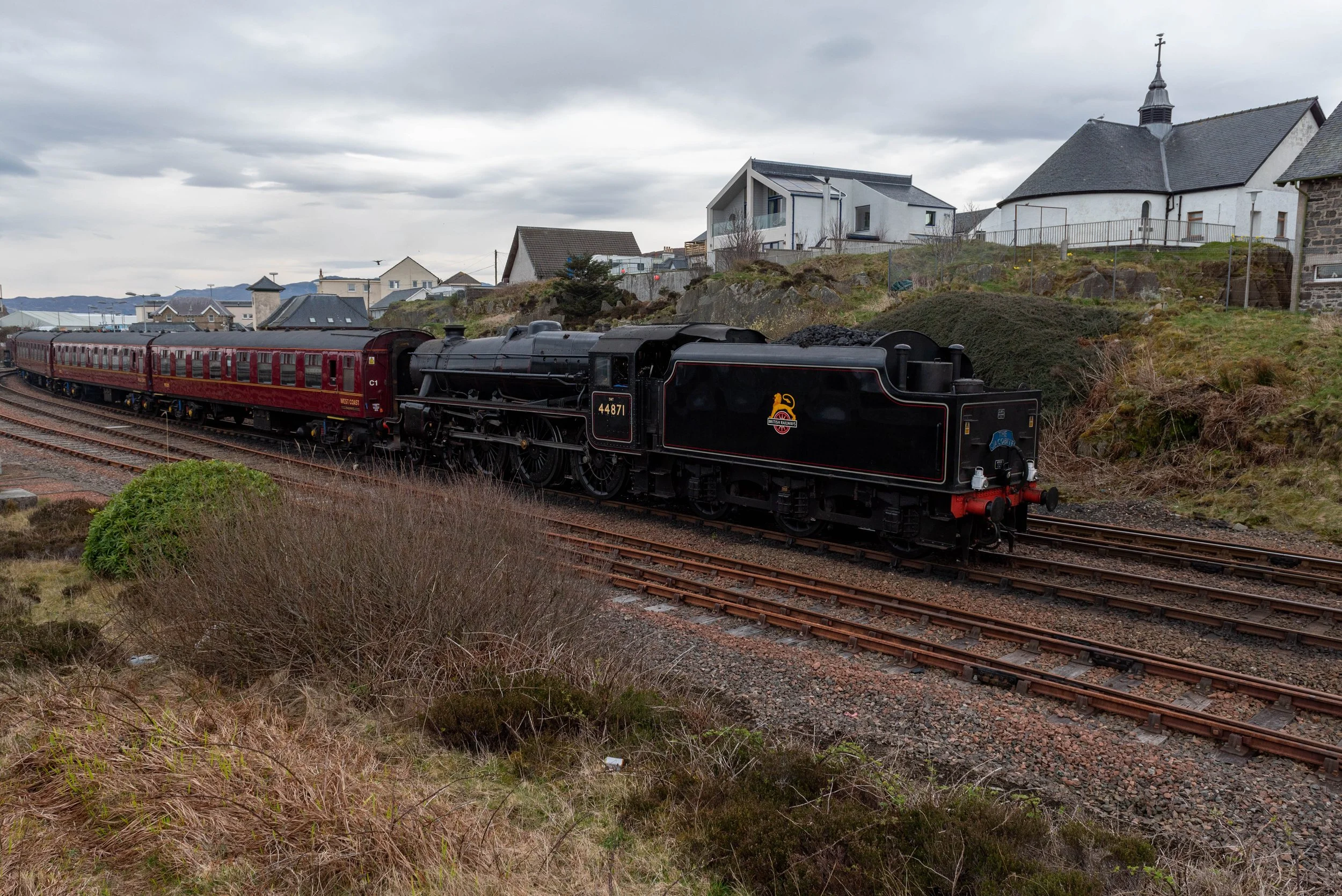 A Guide to Seeing The Jacobite Steam Train Cross Glenfinnan Viaduct ...