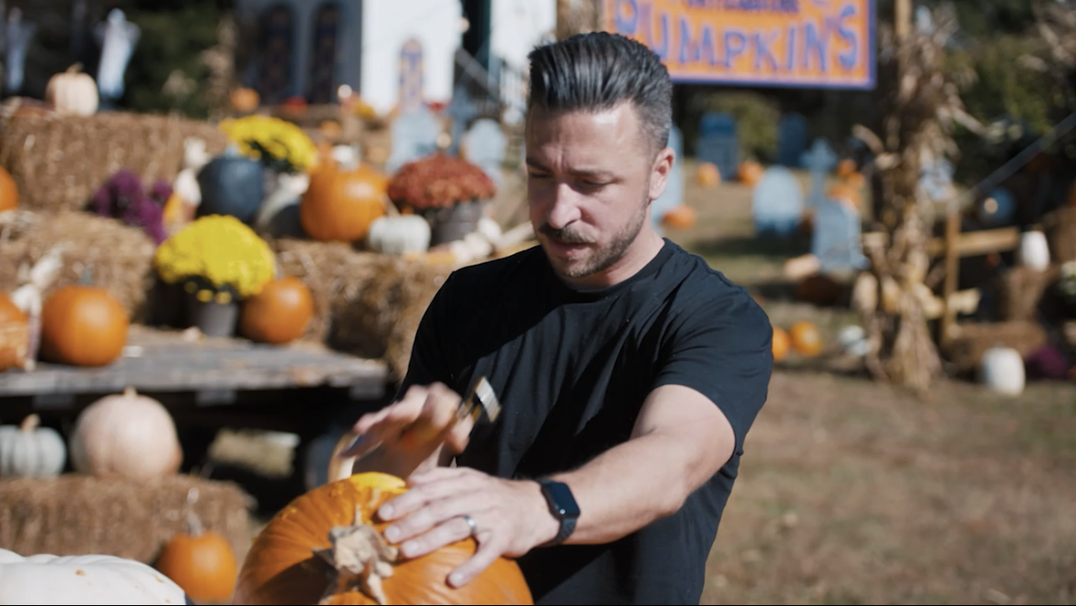 Adam Bierton- Professional Pumpkin Carver