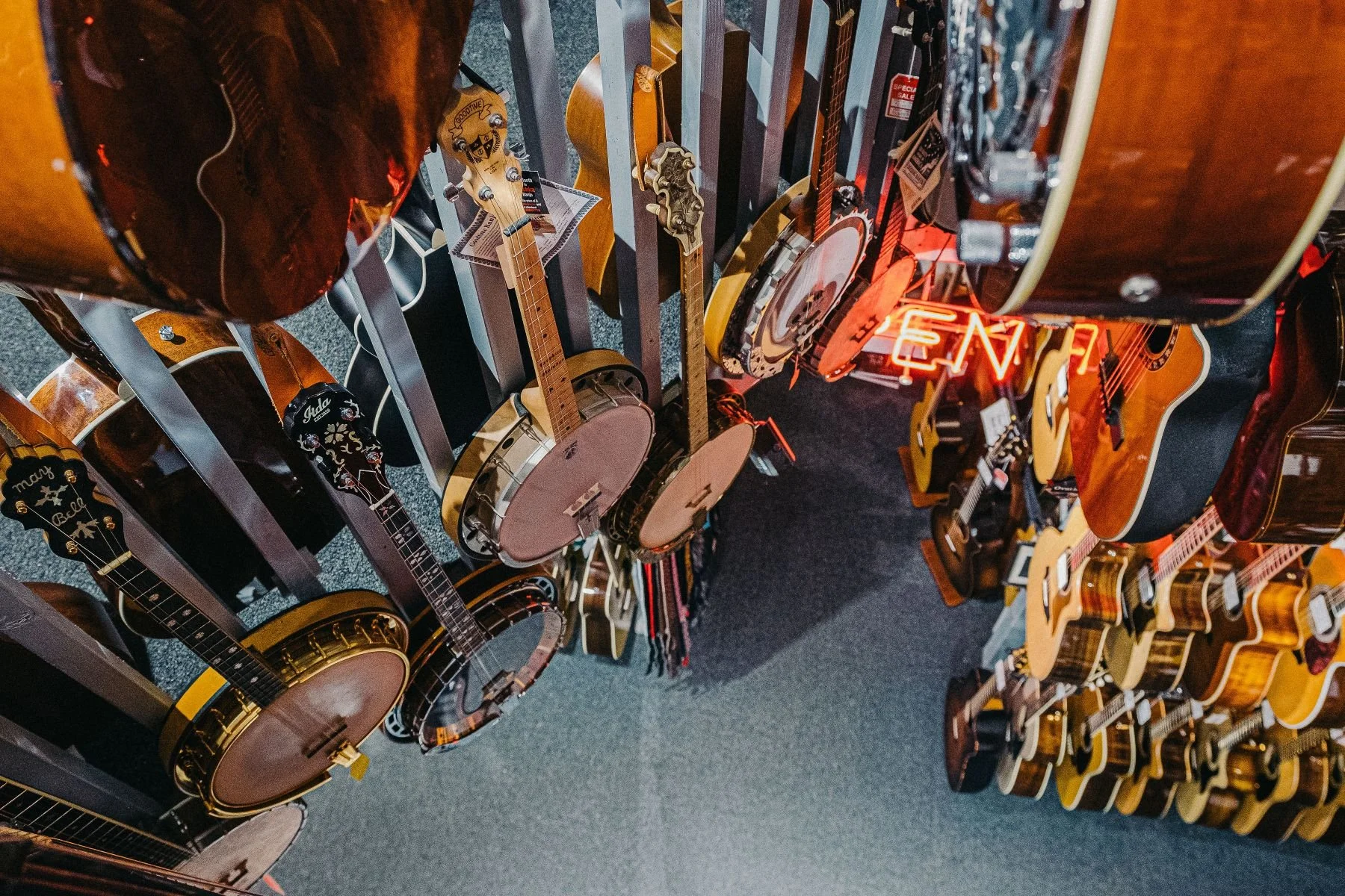 Banjos — Lightning Joe's Guitar Heaven