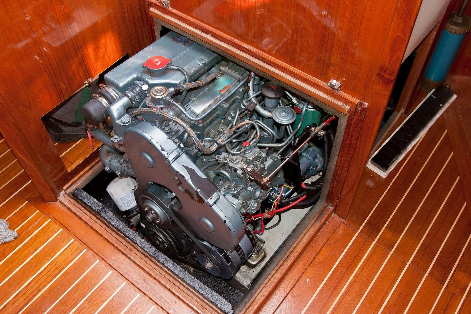 Understanding Boat Engine Types: Outboard vs Inboard & More — Your Boat ...