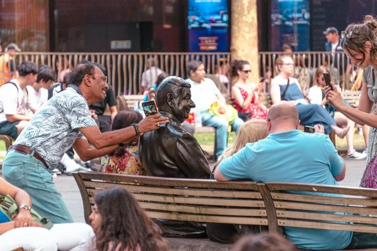 Mr. Bean statue in London - where to find the most popular London ...