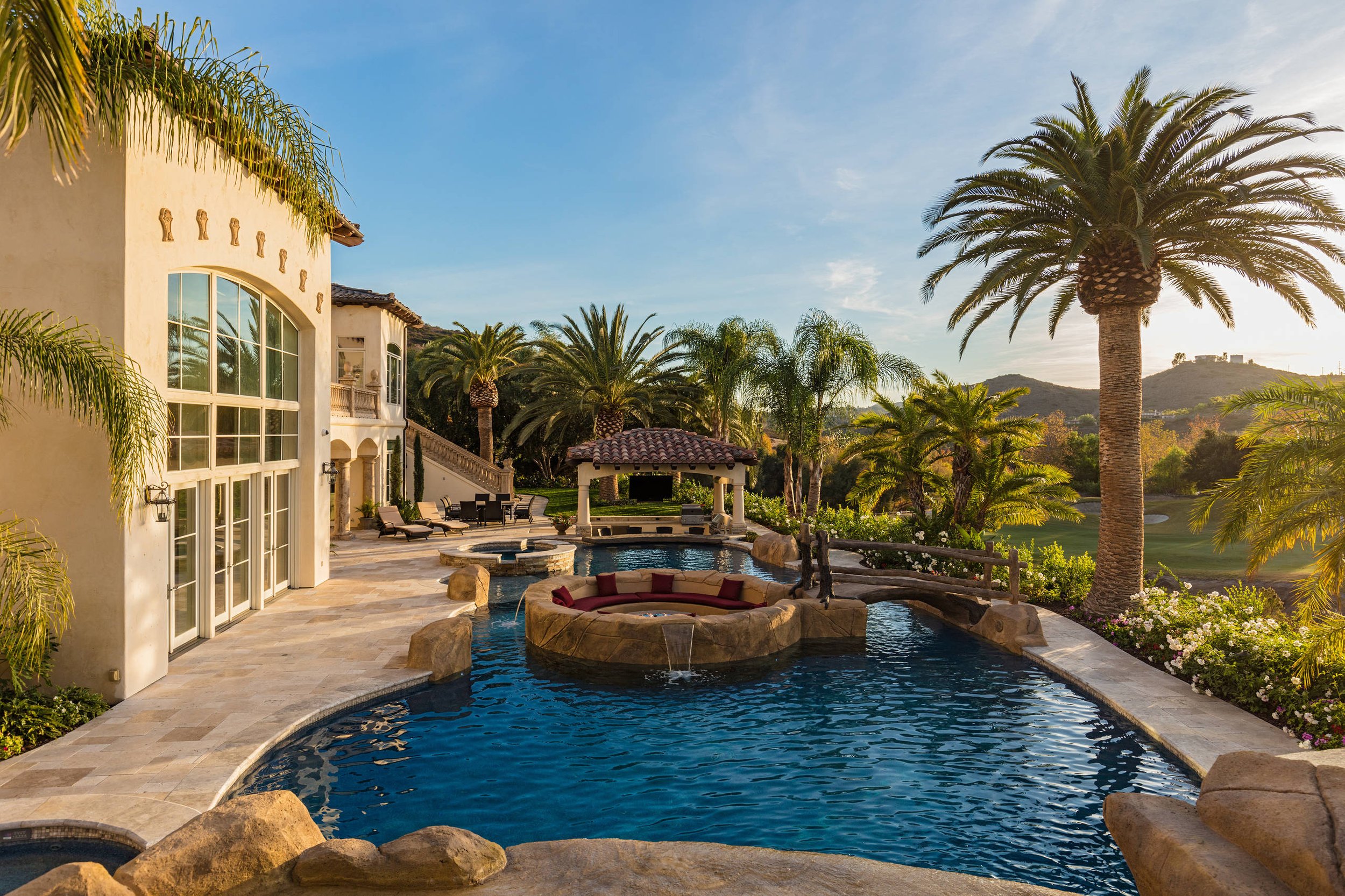 Distinguished Pools Inc | Pool & Spa Aquatekture