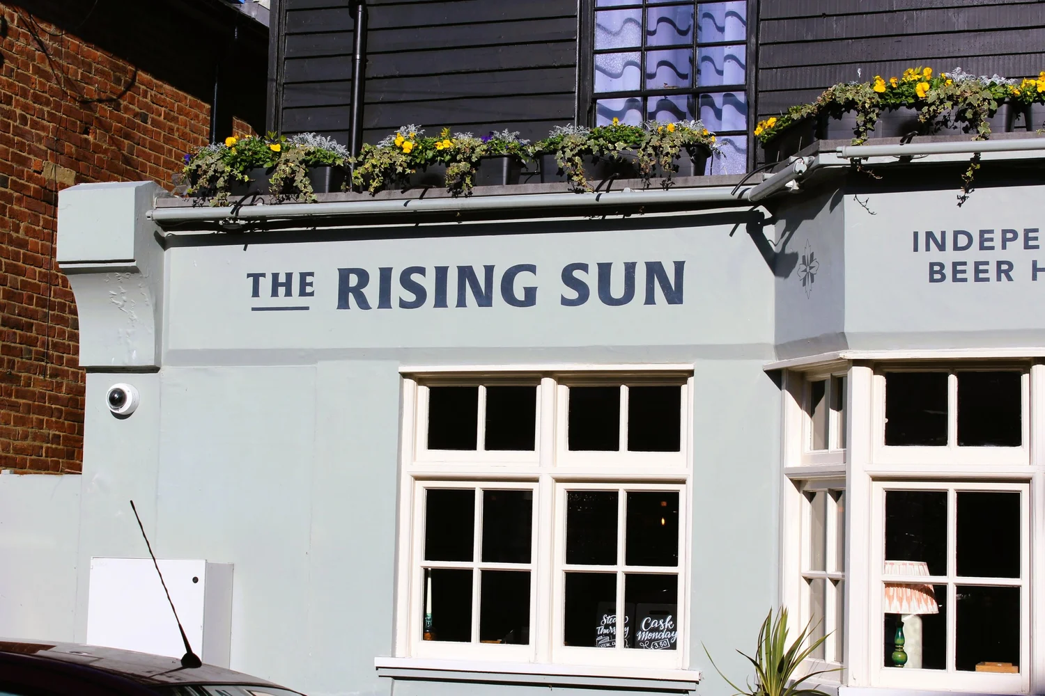 The Rising Sun - Modern British Pub with Beer Garden in Epsom