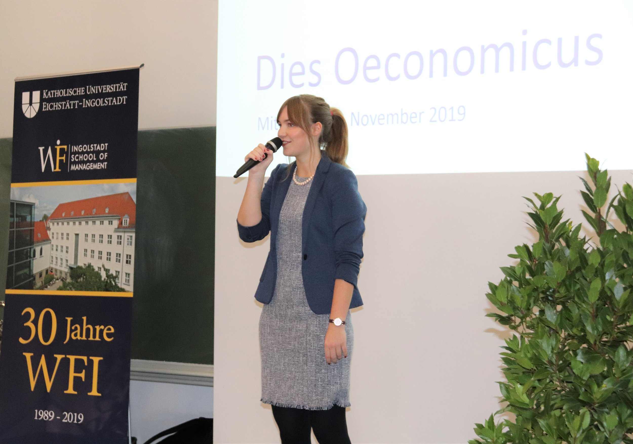 About — Dr. Katharina Hartinger - Researcher & Presenter