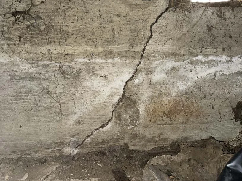 What is the Minimum Crack Width for Epoxy Injection?