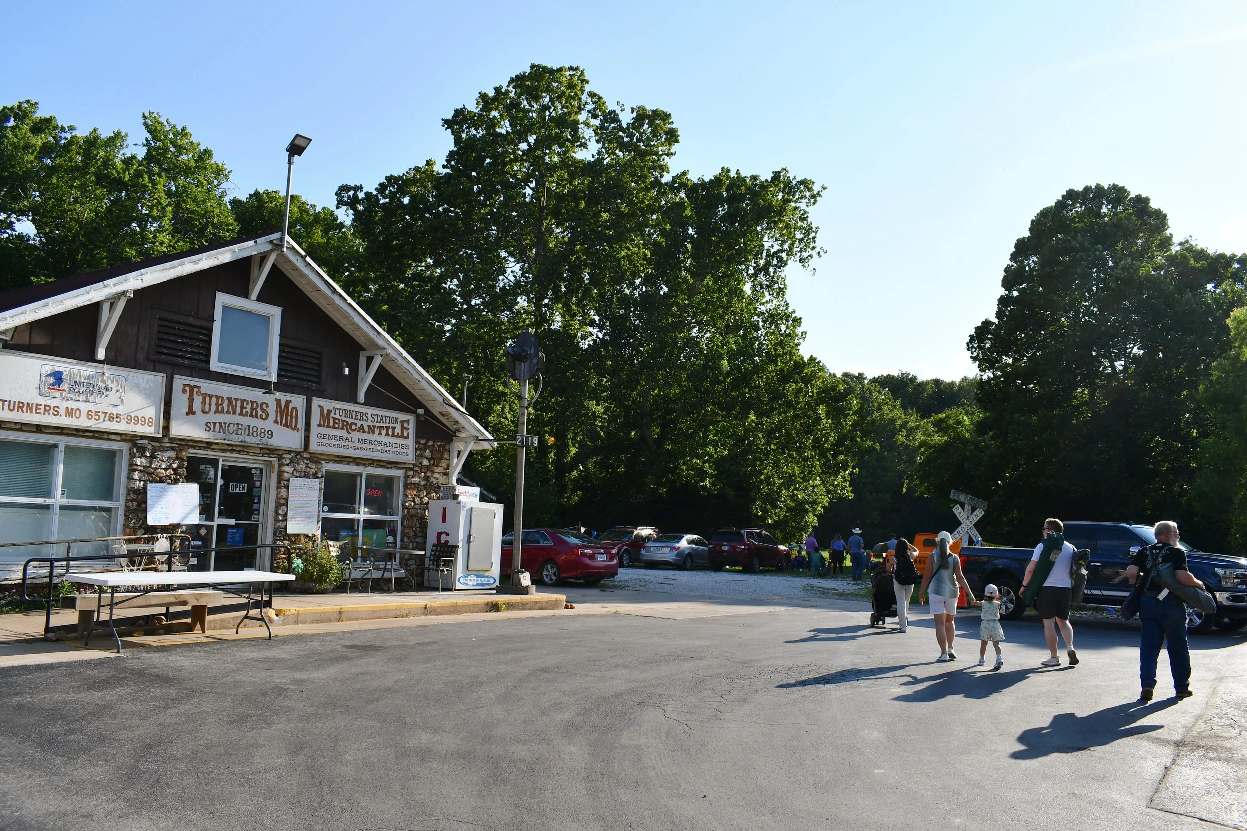Bluegrass jam at Turners Station Mercantile offers notes to enjoy ...