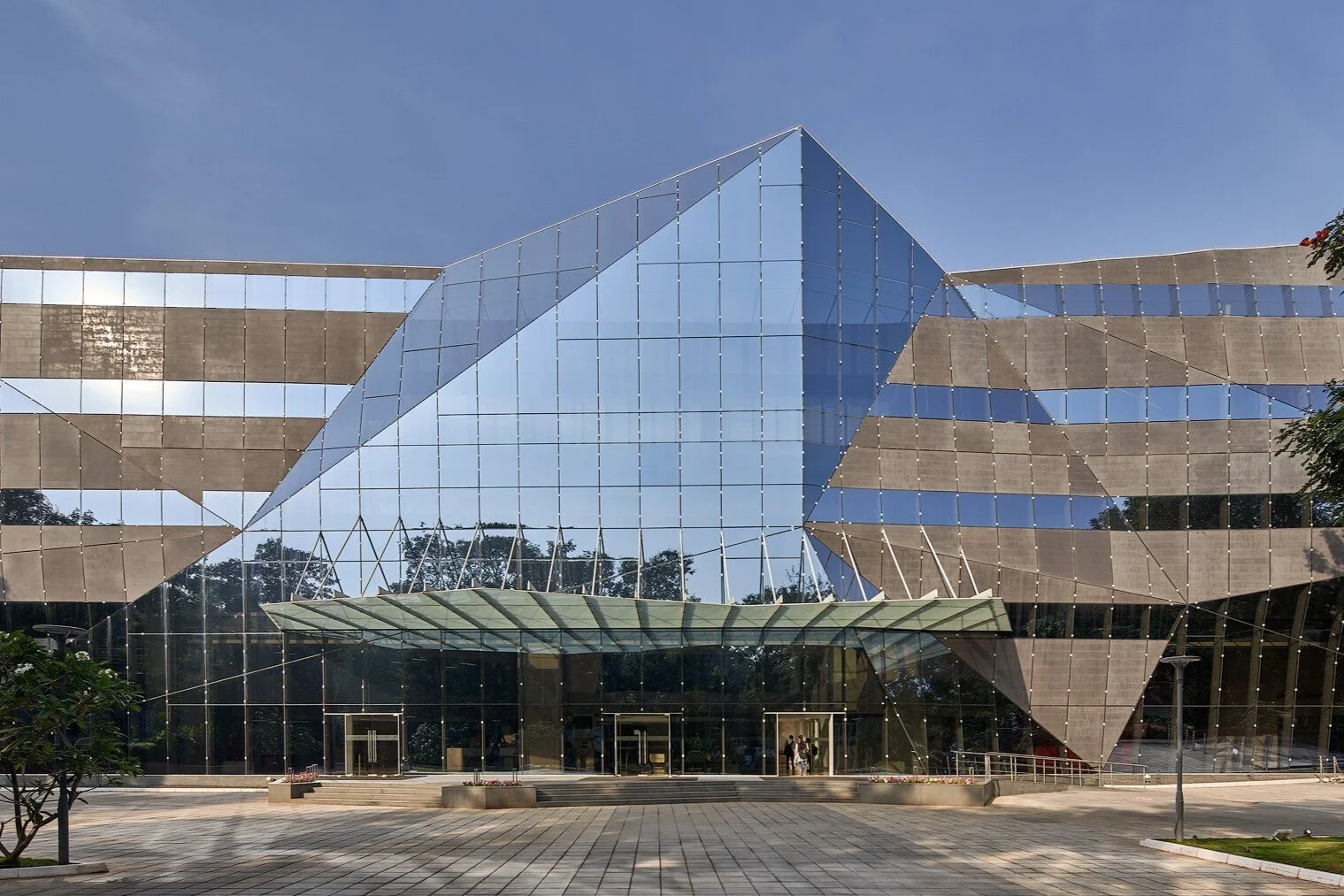 VS1 Detail Feature: Faceted and Folded Walls — Innovation Glass · High ...