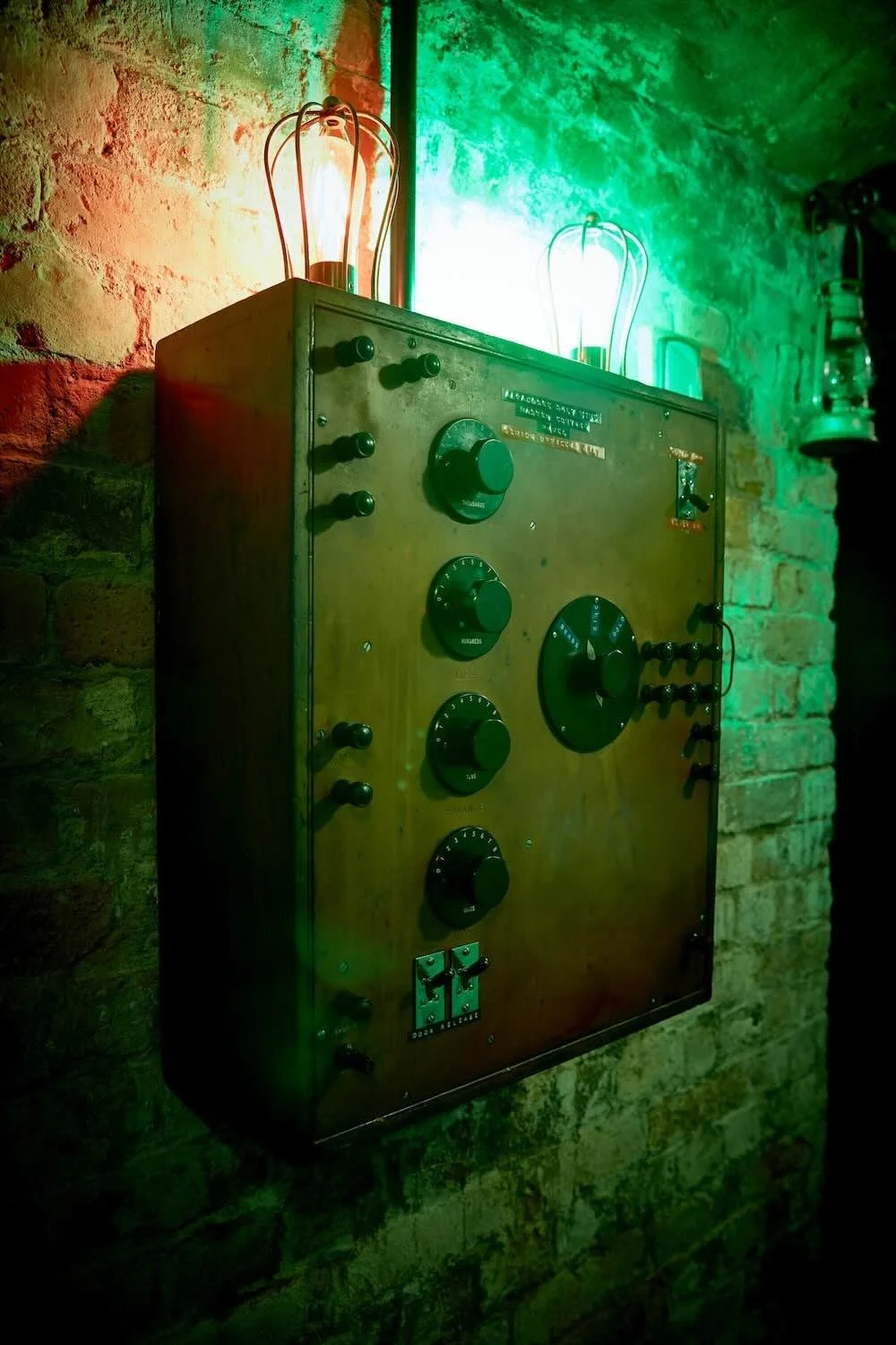 MONUMENTS - HISTORICAL WW2 THEMED ADVENTURE — Cave Escape