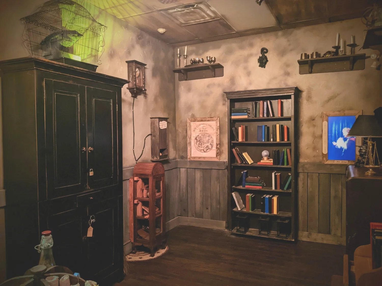 Looking Glass Adventures - Top Rated In-Person and Virtual Escape Rooms