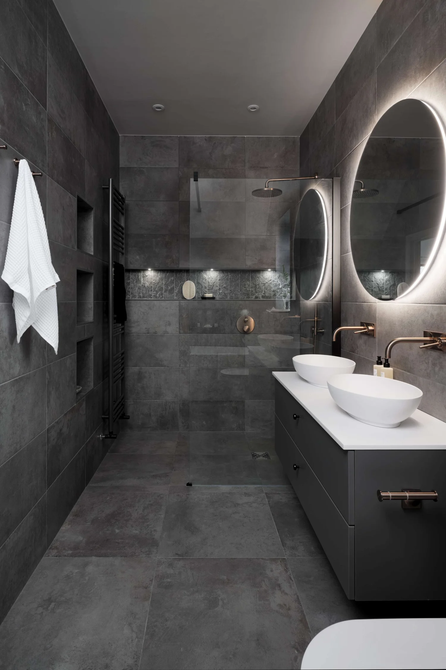 Bathroom Design: Grey Cave-Inspired En-Suite with Walk-in Shower